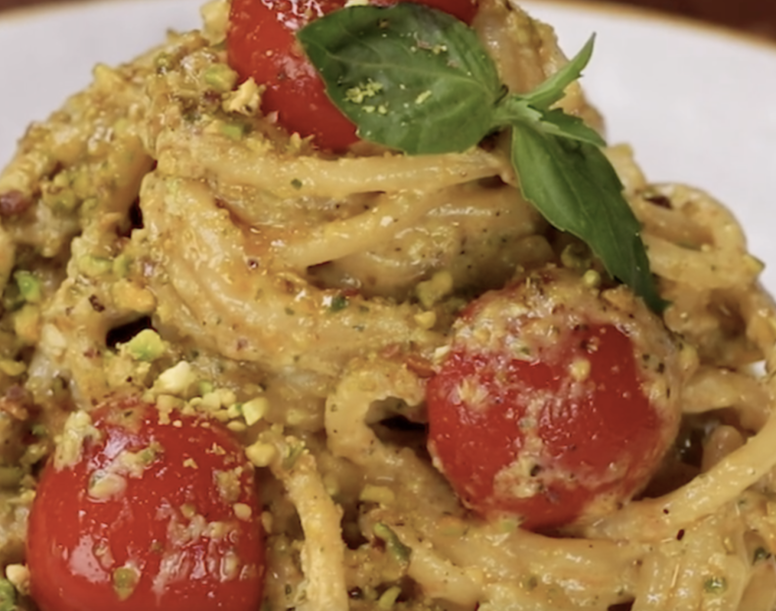 Spaghetti cremosi di ricotta e pistacchi con pomodorini freschi: la ...
