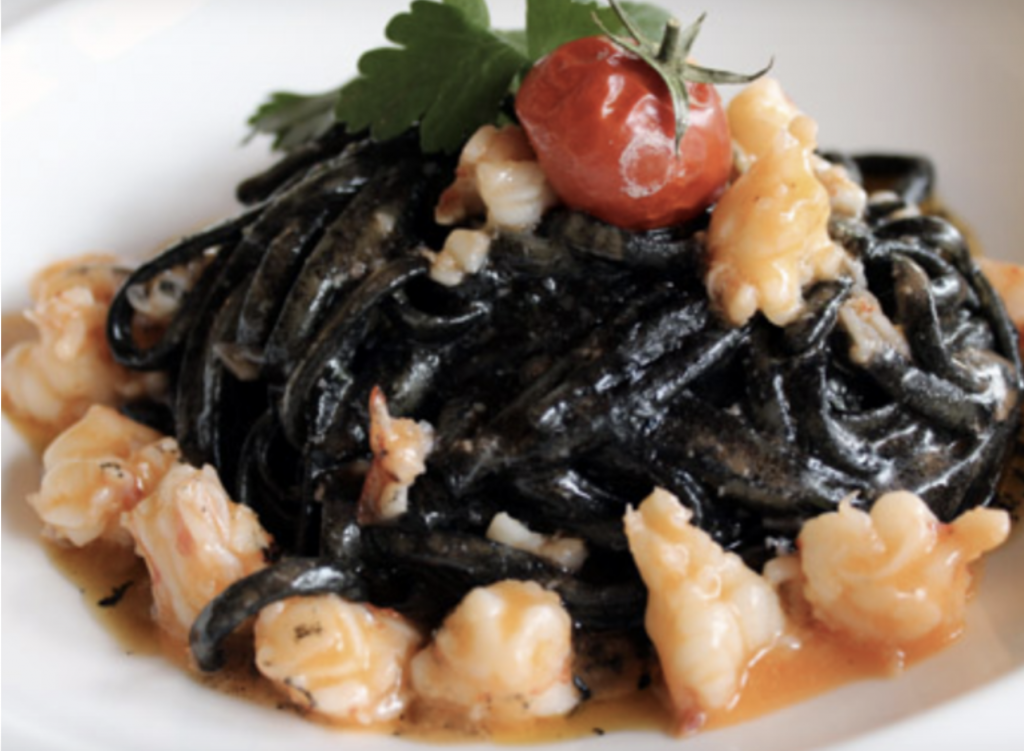 Spaghetti al nero di seppia con salsa ai gamberi: La ricetta veloce e ...
