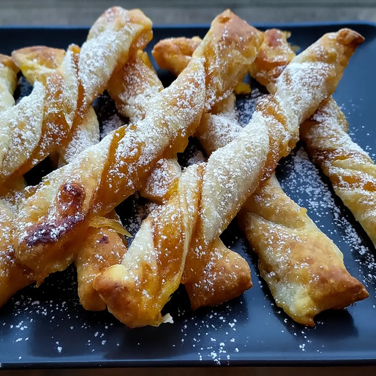 Torcetti di pasta sfoglia alle mele - Più Ricette