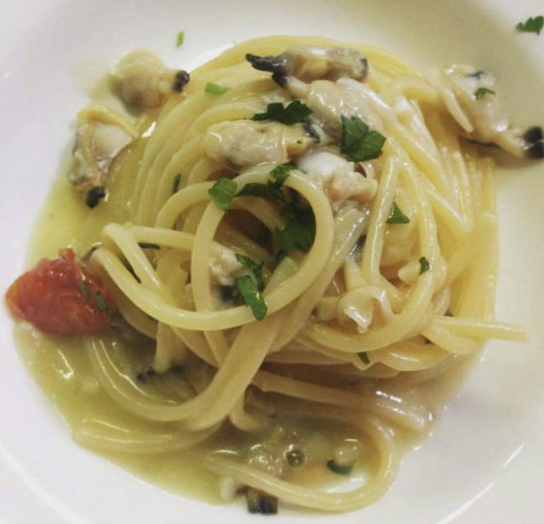 Spaghetti alla Pupatella, tipico della tradizione Napoletana. Piatto ...