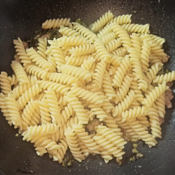 Pasta alla Carrettiera napoletana, squisita con salsiccia e friarielli ...