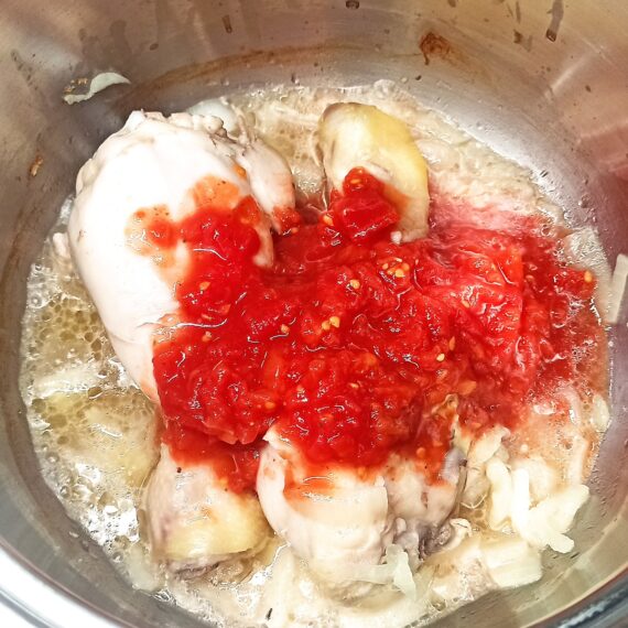 Fuselli di pollo alla mediterranea, con il segreto per farli succosi e ...