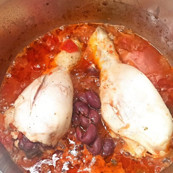 Fuselli di pollo alla mediterranea, con il segreto per farli succosi e ...