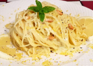 Spaghetti alla Procidana con Pesto di Limoni: la Ricetta Originale