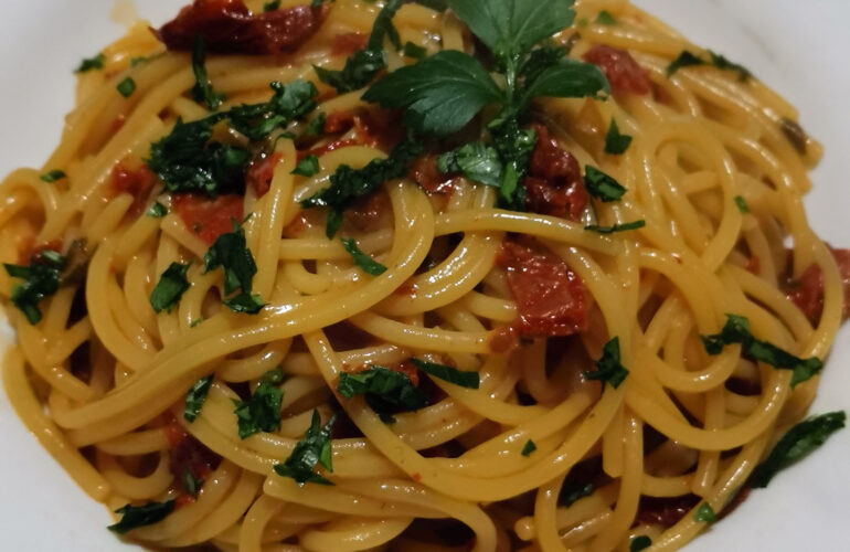 Spaghetti aglio olio D'A Livella, Buoni come una poesia. La ricetta ...