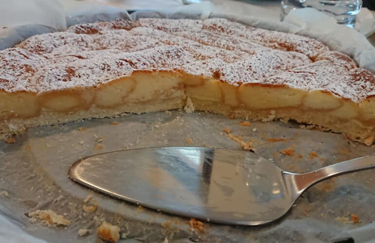 Crostata beneventana, con savoiardi e crema furba che si cuoce ...