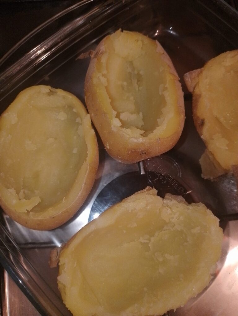 Patate ripiene al forno, la ricetta salva cena che si prepara in 10 ...