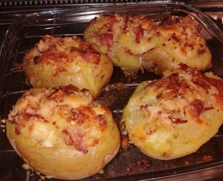 Patate ripiene al forno, la ricetta salva cena che si prepara in 10 ...