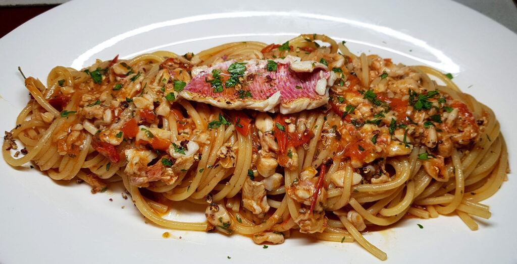 Spaghetti con ragù di triglia alla siciliana, il primo di pesce povero ...
