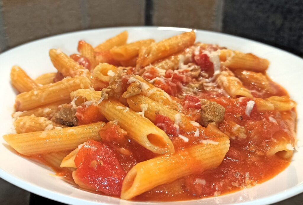 Maccheroni pasticciati, la pasta al forno solo con 2 ingredienti ...