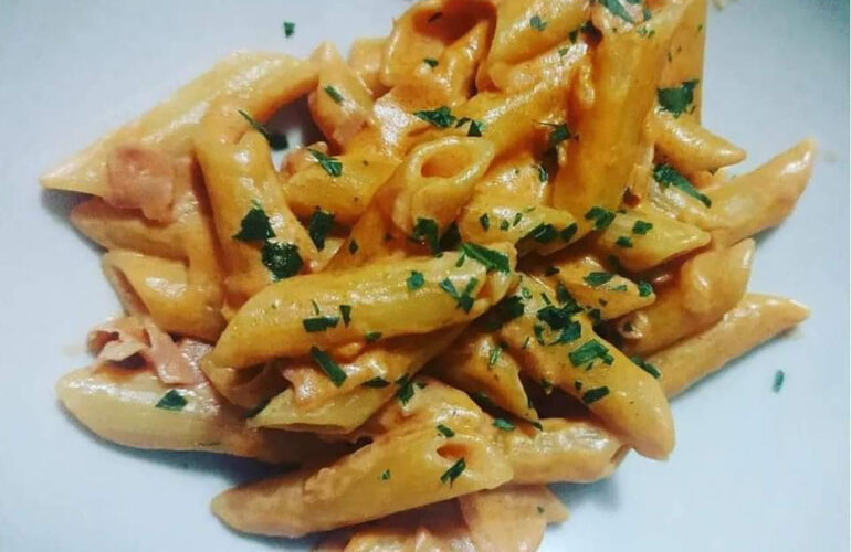 Penne in salsa all'aglio di Bruno Barbieri, altro che aglio e olio. Più ...