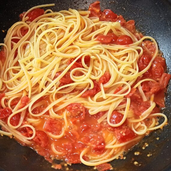 Linguine alla pizzaiola di mare, altro che vongole. Il segreto della ...