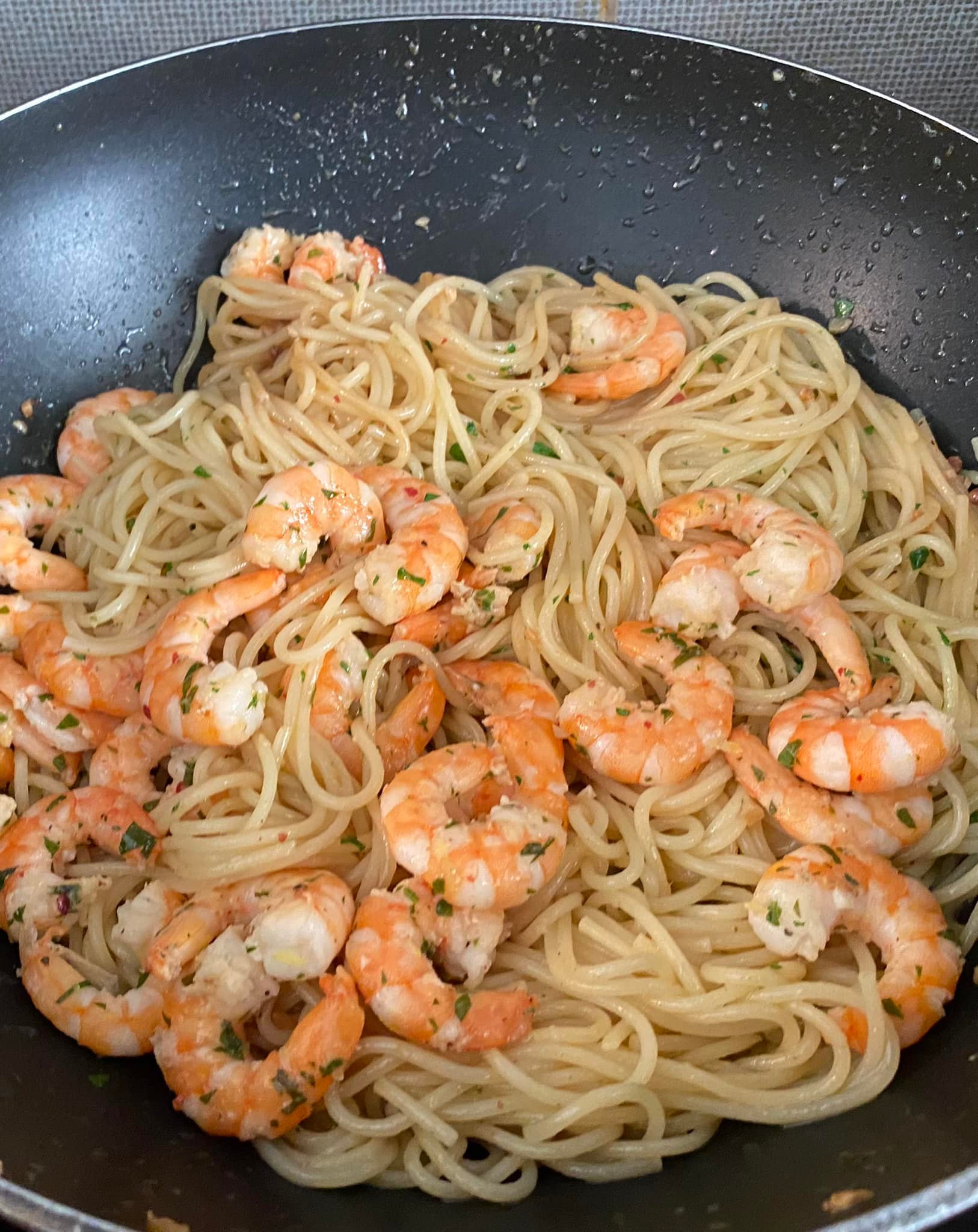 Spaghetti aglio, olio e gamberi: si fanno in 5 minuti, cremosi e ...