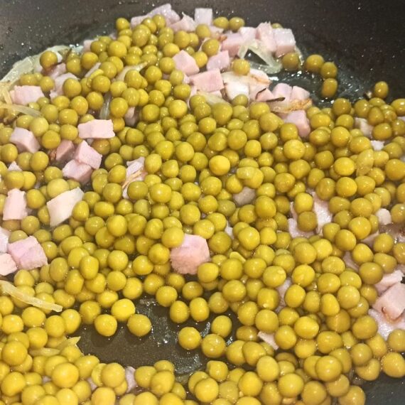 Piselli e prosciutto alla contadina, il piatto della tradizione ...