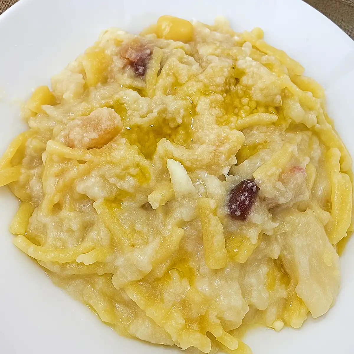 Pasta e cavolo in agrodolce: con il guanciale e l'uva passa- Più Ricette